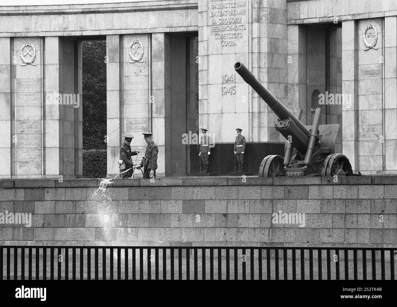 20.11.1988, West Berlin, Strasse des 17. Juni, Tiergarten district ...