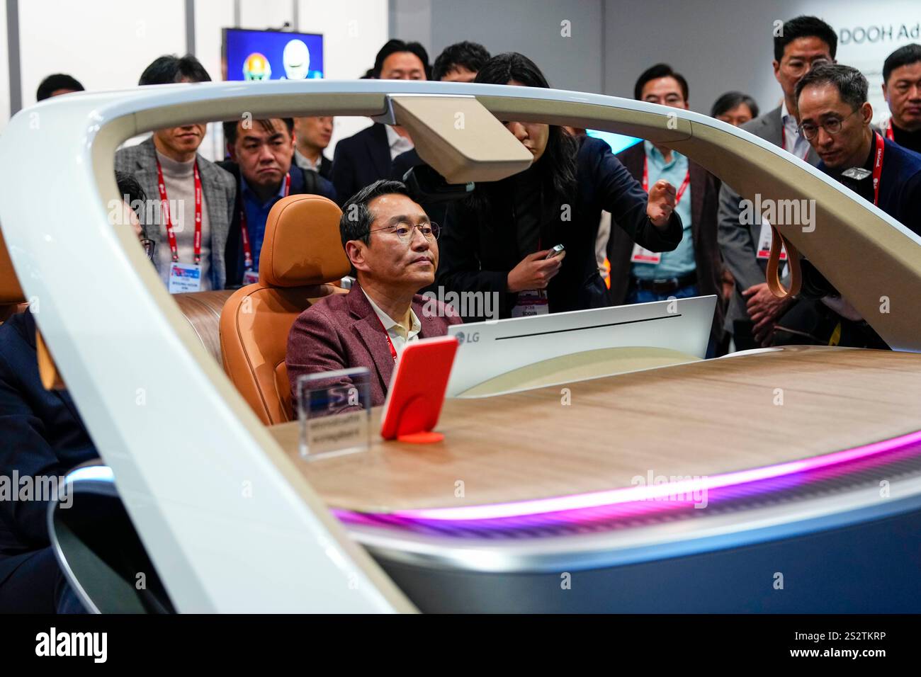 IMAGE DISTRIBUTED FOR LG - LG CEO William Cho experiences the LG Vision ...