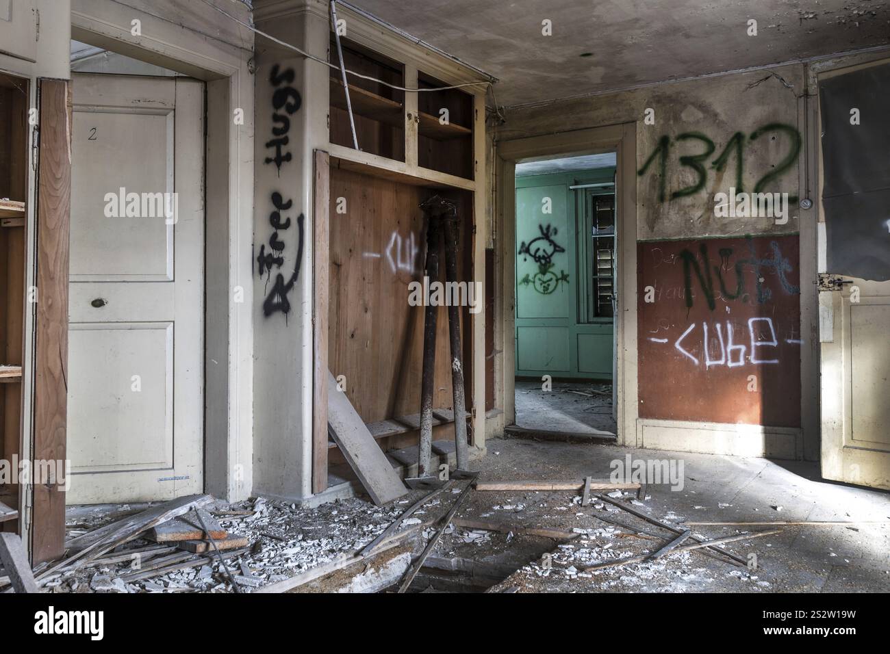 Impressions in front of the conversion of the simple neoclassical house ...