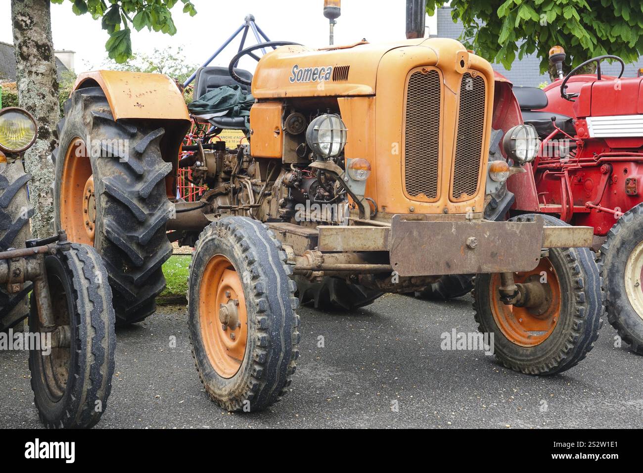 Old tractor Someca, vintage car meeting Dirinon, department Finistere ...