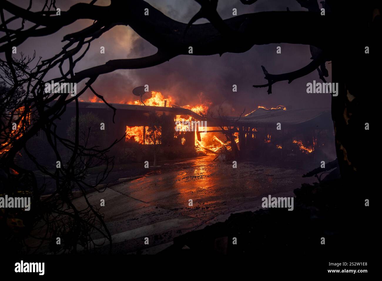 CORRECTS BYLINE FROM ETIENNE LAURENT TO ETHAN SWOPE - The Palisades Fire burns a residence in ...