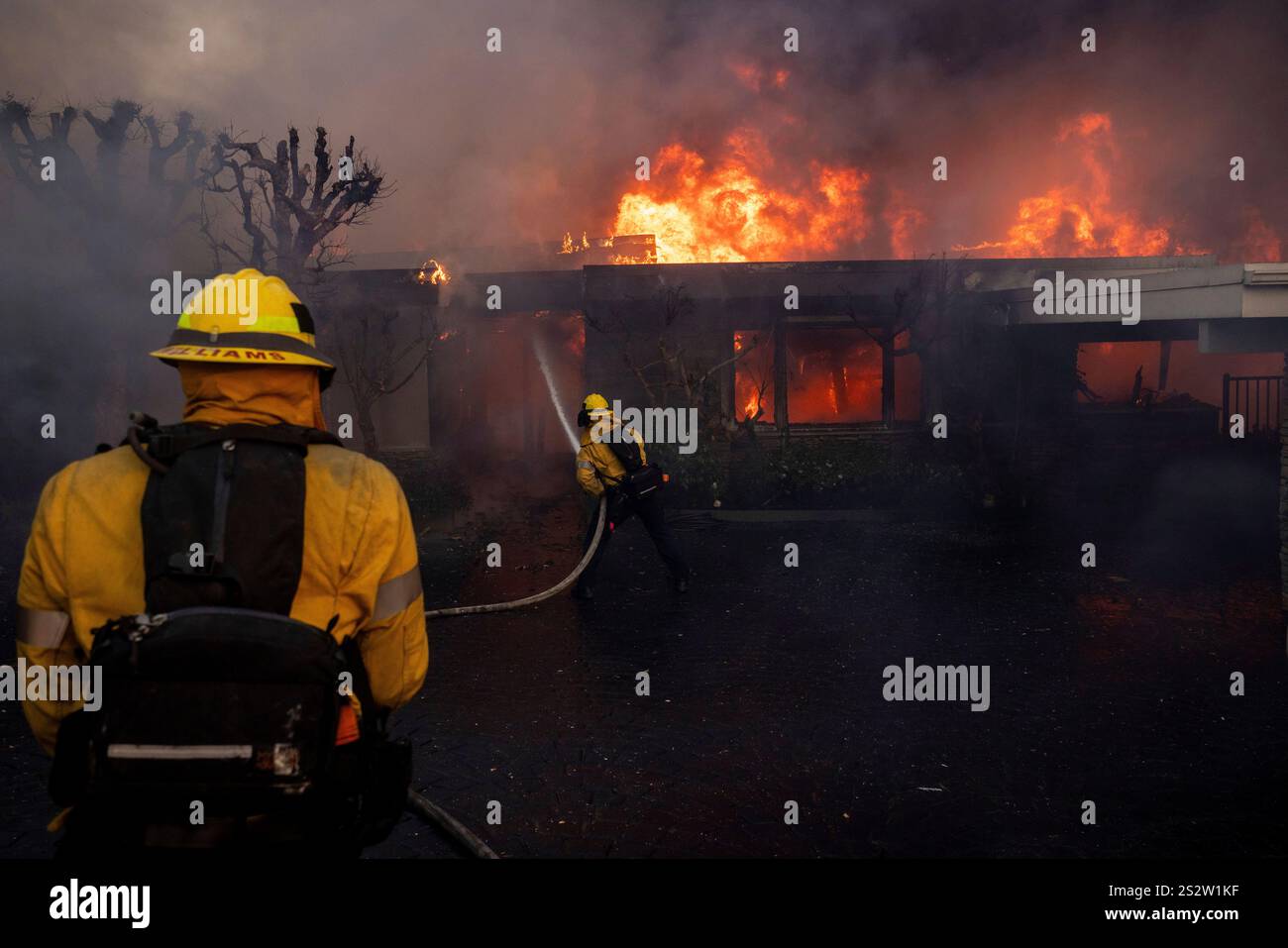 CORRECTS BYLINE FROM ETIENNE LAURENT TO ETHAN SWOPE - Fire crews battle ...