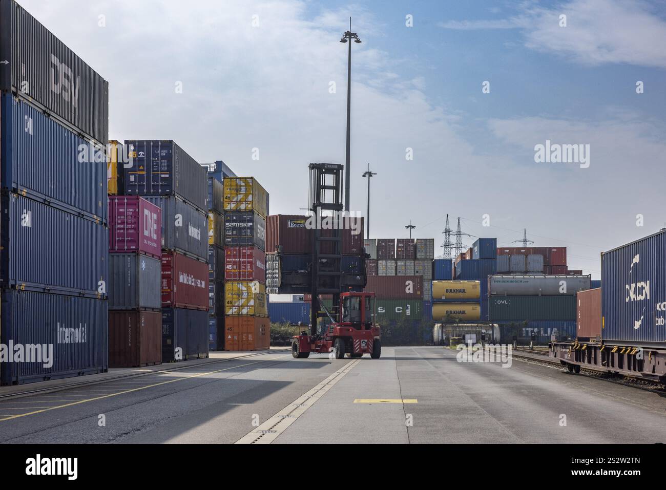 Mobile loading crane, container crane with containers in Duisburg ...