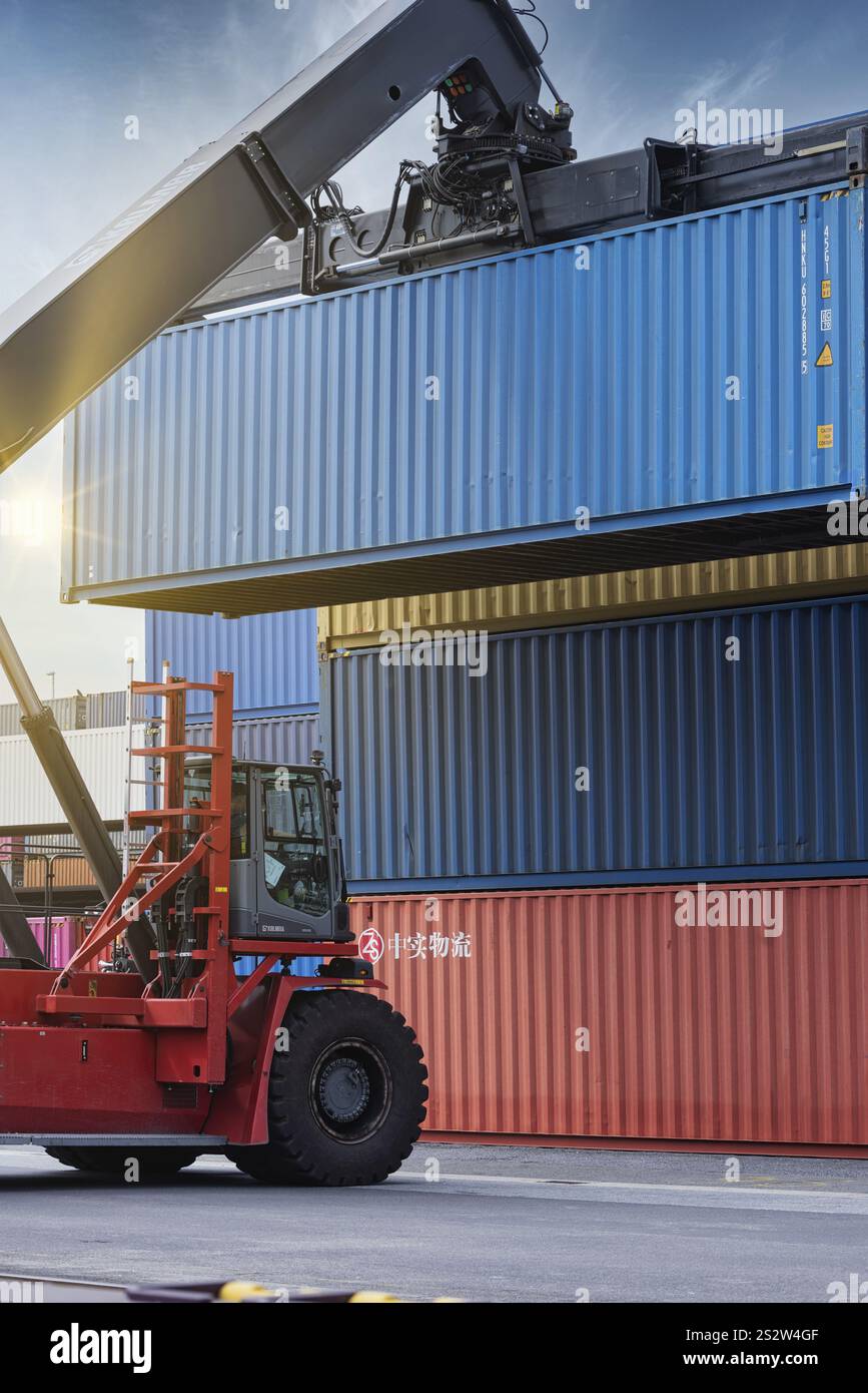 Mobile loading crane, container crane with containers in Duisburg ...