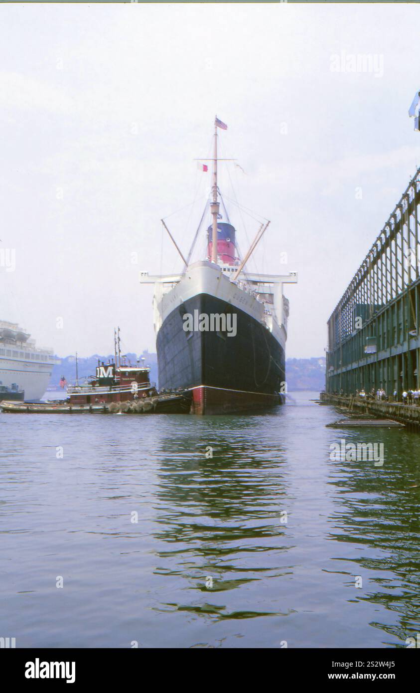 New York in 1966, Manhattan, passenger steamer Queen Mary docking at ...
