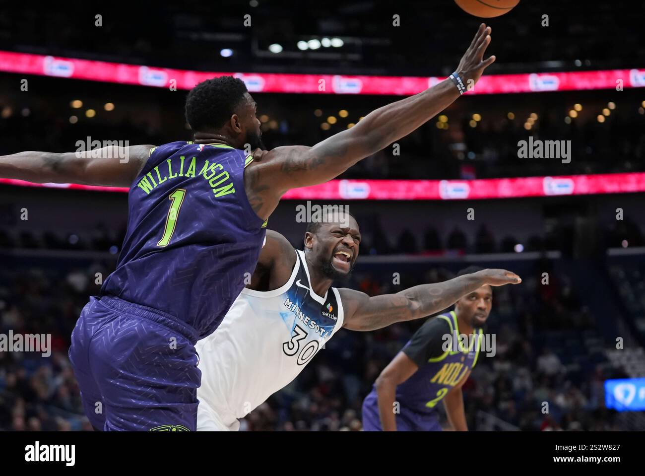 New Orleans Pelicans forward Zion Williamson (1) battles for the ball ...