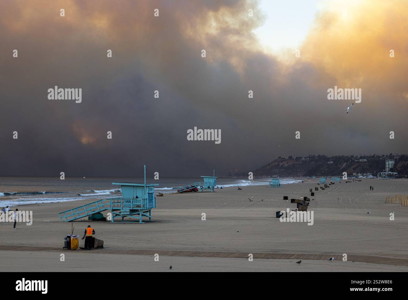 Los Angeles, USA. 7th January, 2025. Smoke from the Pacific Palisades ...
