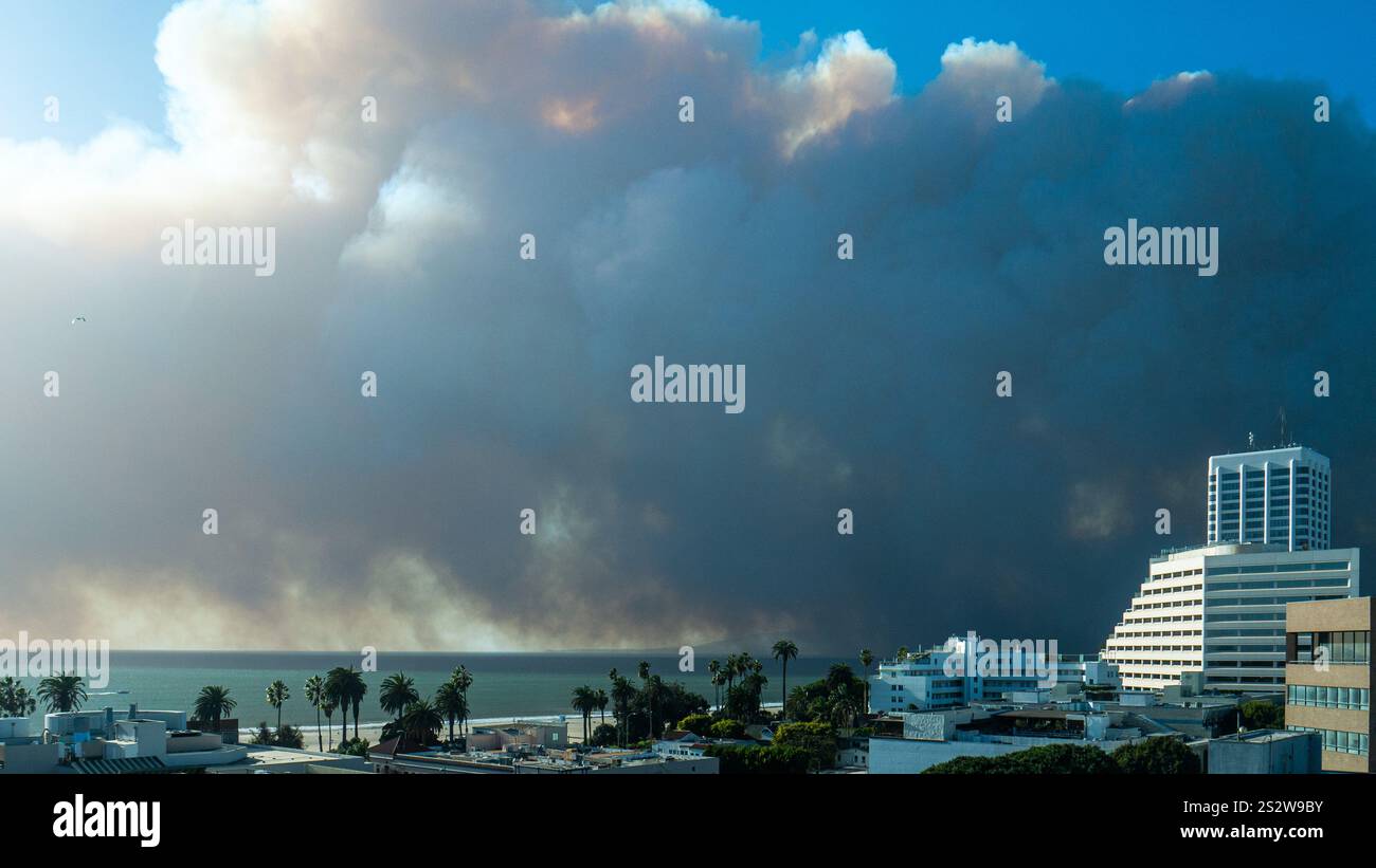 Los Angeles, USA. 7th January, 2025. Smoke from the Pacific Palisades ...