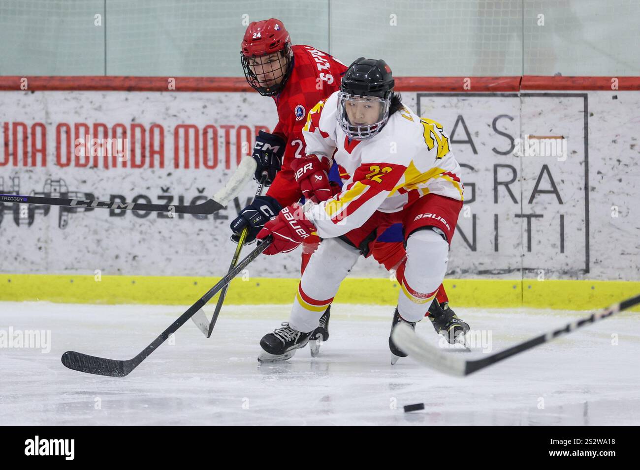 (250108) -- ZAGREB, Jan. 8, 2025 (Xinhua) -- Luan Rong (R) of China ...