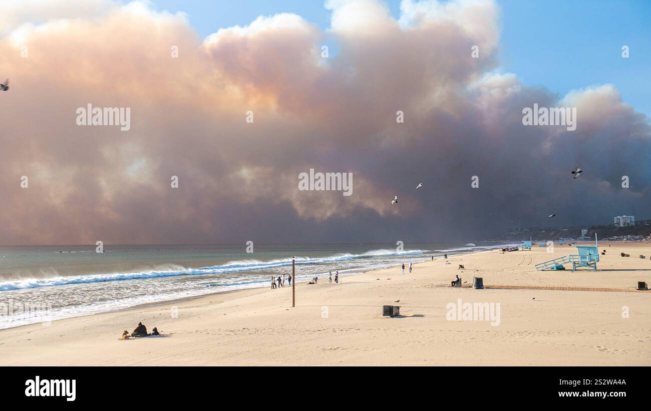 Los Angeles, USA. 7th January, 2025. Smoke from the Pacific Palisades ...