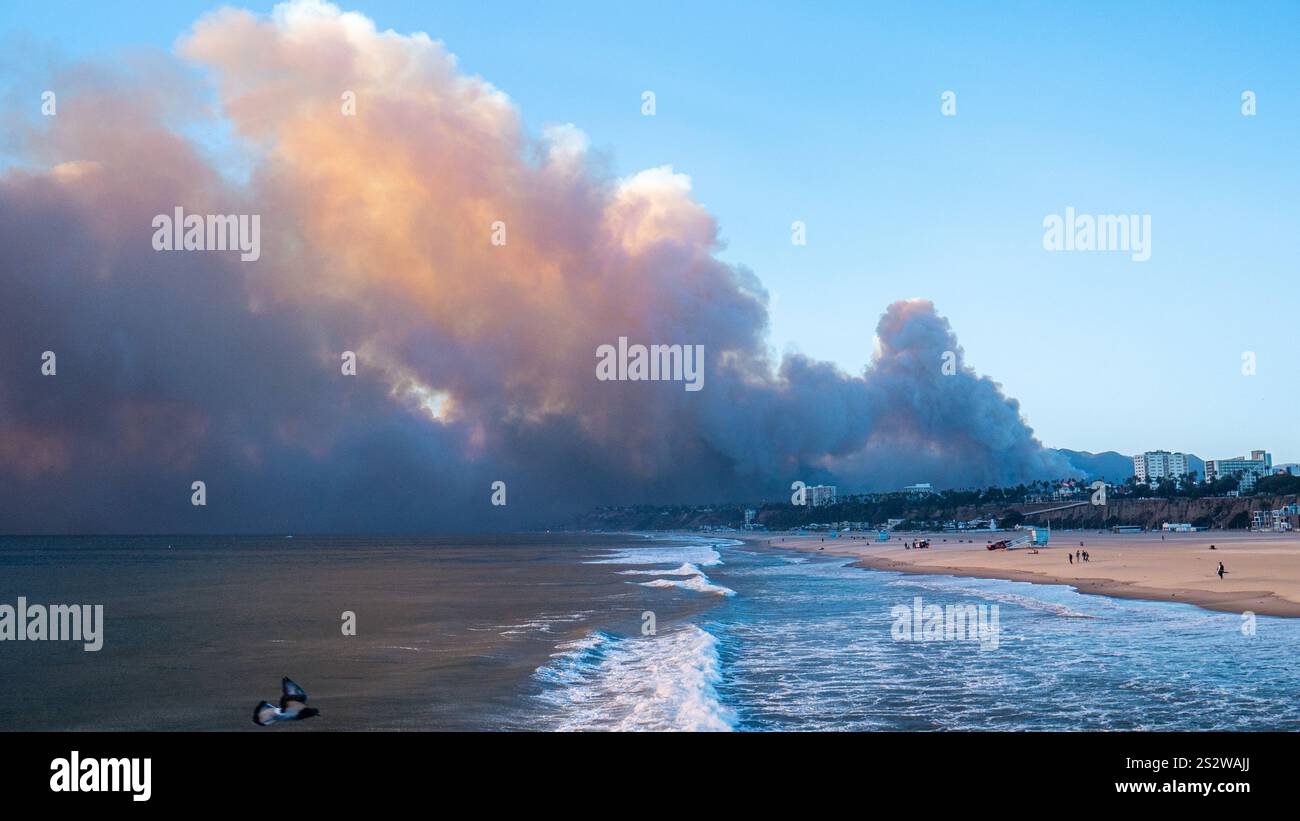Los Angeles, USA. 7th January, 2025. The Pacific Palisades fire burns ...