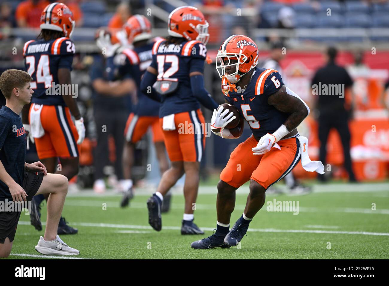 Illinois running back Josh McCray (6) warms up before the Citrus Bowl ...