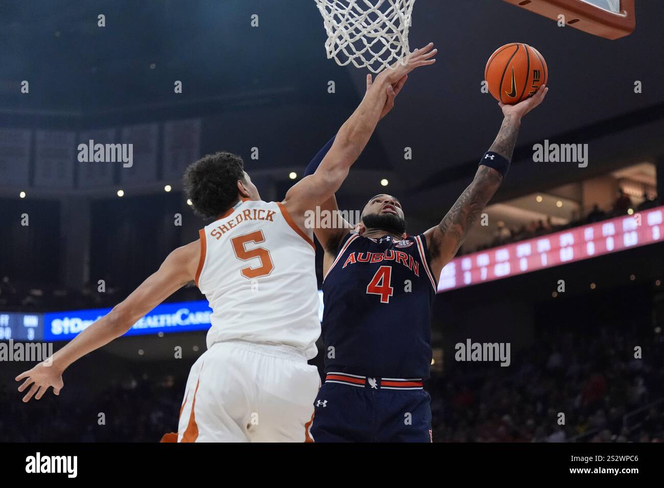 Auburn forward Johni Broome (4) shoots past Texas forward Kadin ...