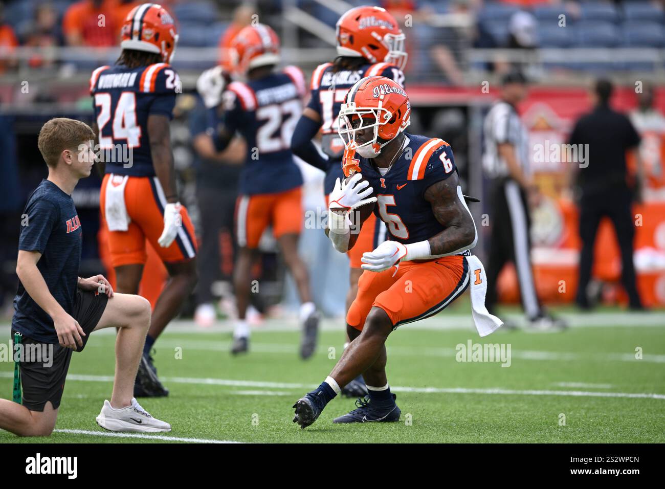 Illinois running back Josh McCray (6) warms up before the Citrus Bowl ...