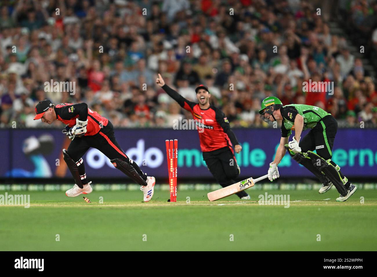 Tim Seifert of the Renegades (left) runs out Sam Harper of the Stars ...
