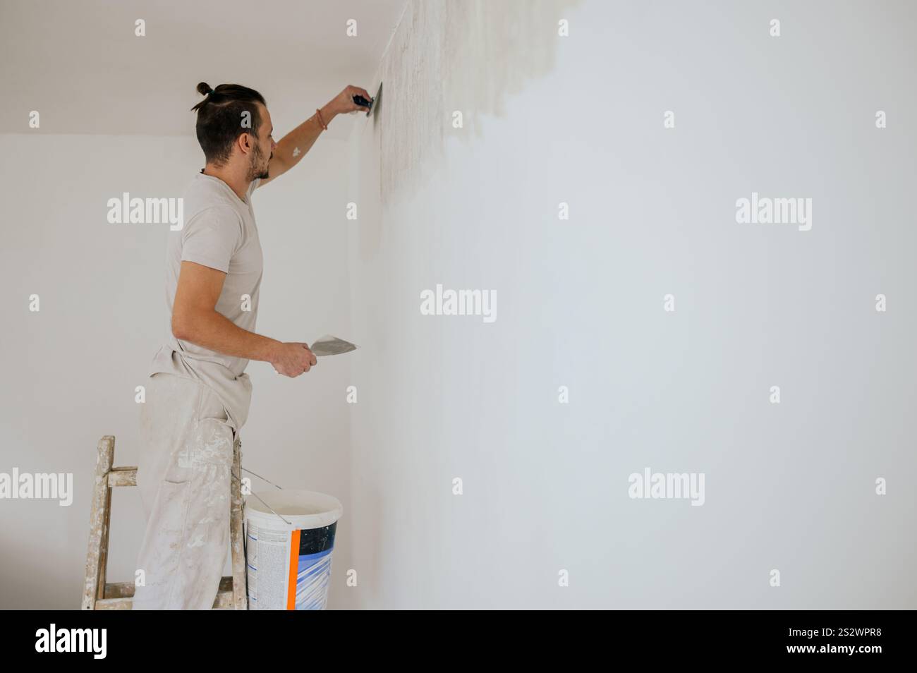 Applying a skim coat of plaster hi-res stock photography and images - Alamy
