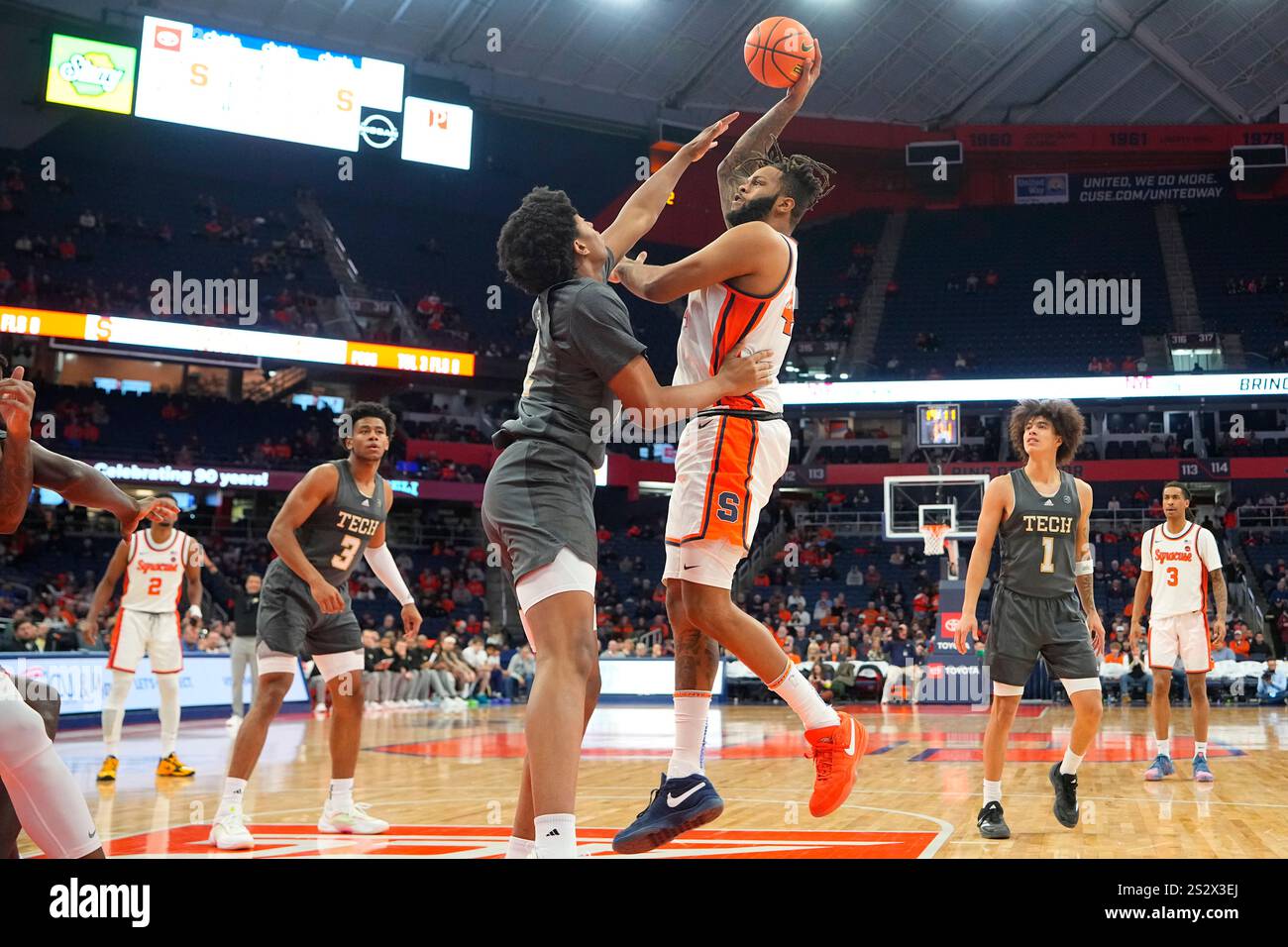 SYRACUSE, NY - JANUARY 07: Syracuse Orange Center Eddie Lampkin Jr. (44 ...