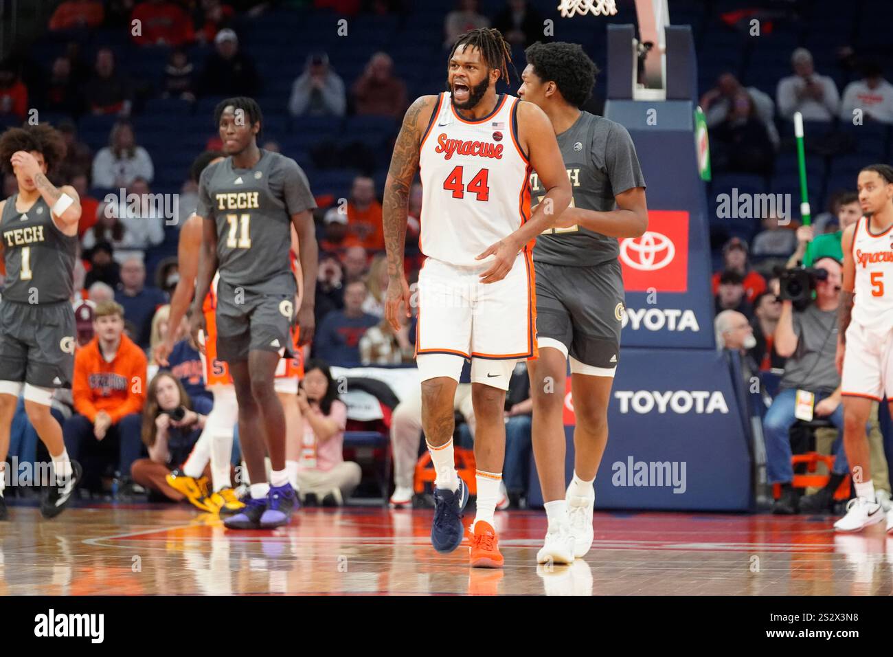 SYRACUSE, NY - JANUARY 07: Syracuse Orange Center Eddie Lampkin Jr. (44 ...
