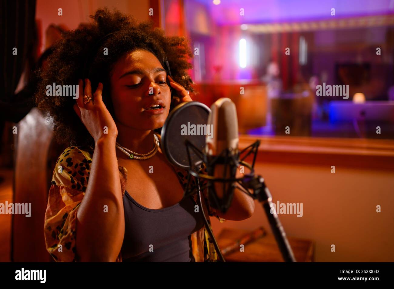 Mic to rec hi-res stock photography and images - Alamy