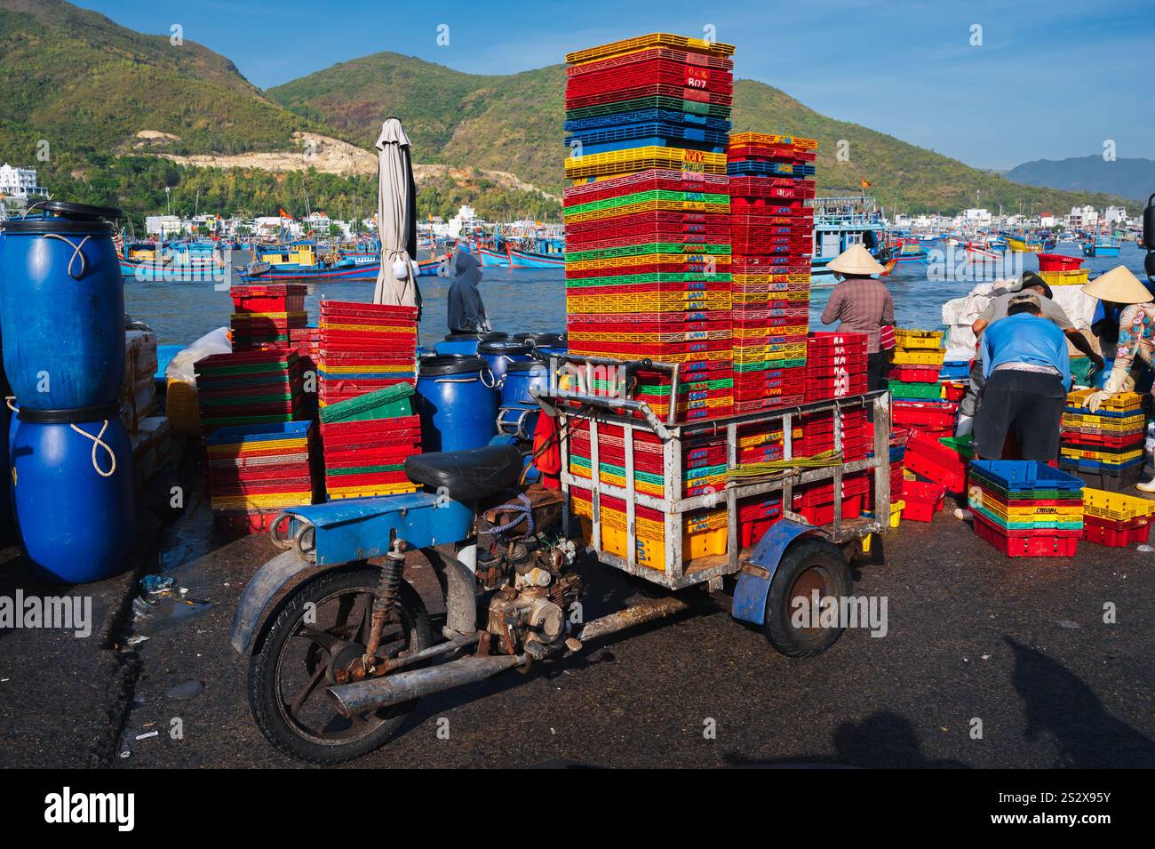 Vietnamese people at the fish market load empty boxes after selling ...