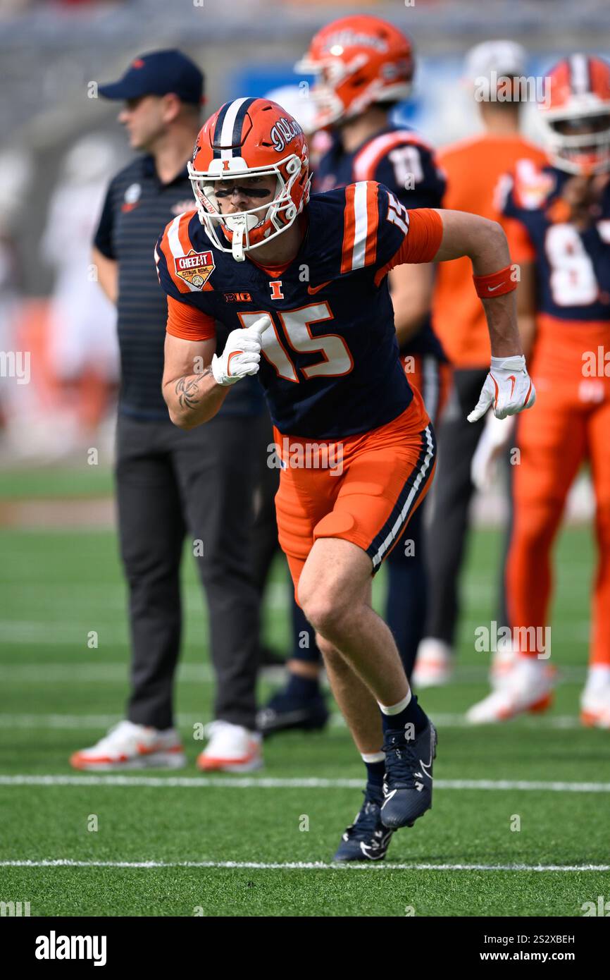 Illinois wide receiver Alexander Capka-Jones (15) warms up before the ...