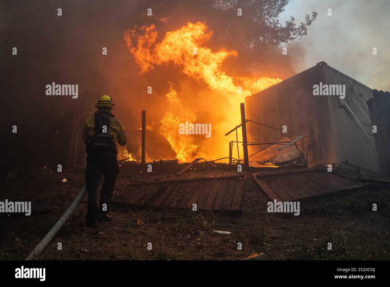 Paacific Palisades, United States. 07th Jan, 2025. A Cal Firefighter ...