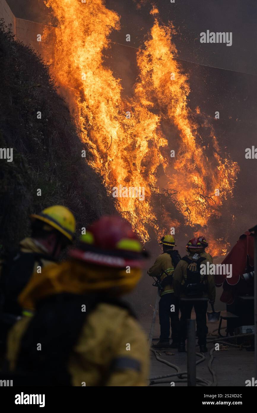 Paacific Palisades, United States. 07th Jan, 2025. Cal Firefighters ...