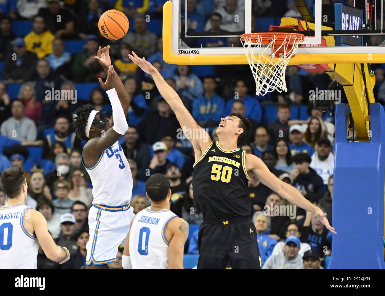 LOS ANGELES, CA - JANUARY 07: UCLA Bruins guard Eric Dailey Jr. (3 ...