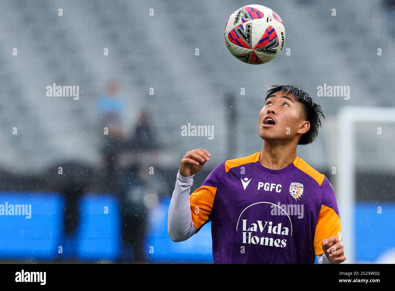 Sydney, Australia. 08th Jan, 2025. Khoa Ngo of Glory warms up ahead of ...