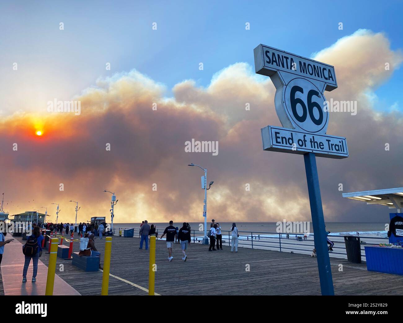 Los Angeles, USA. 7th January, 2025. The Pacific Palisades fire burns ...