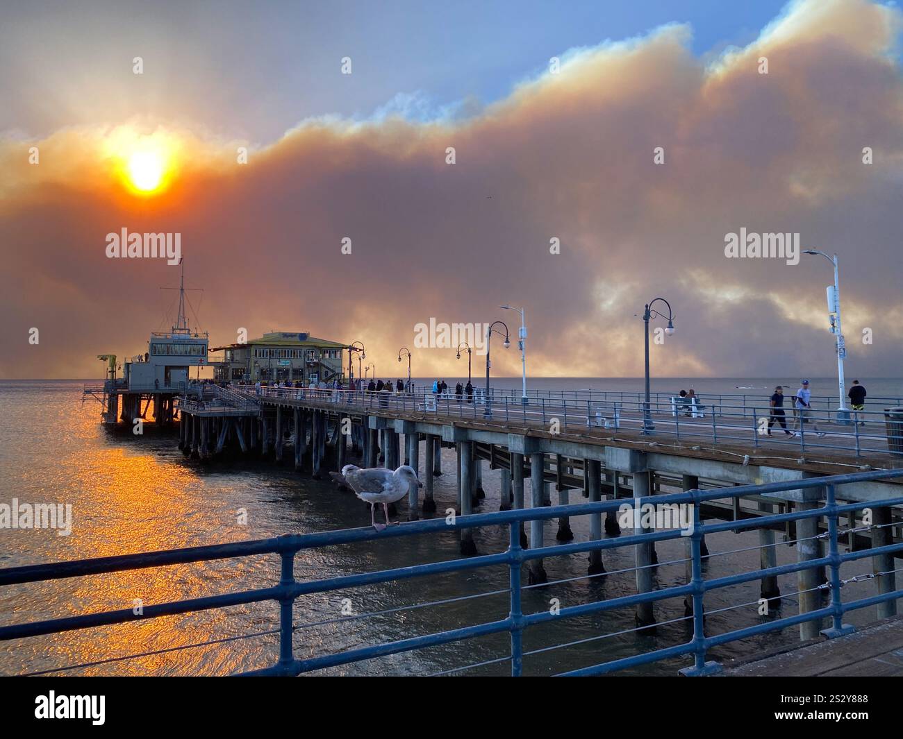 Los Angeles, USA. 7th January, 2025. The Pacific Palisades fire burns ...