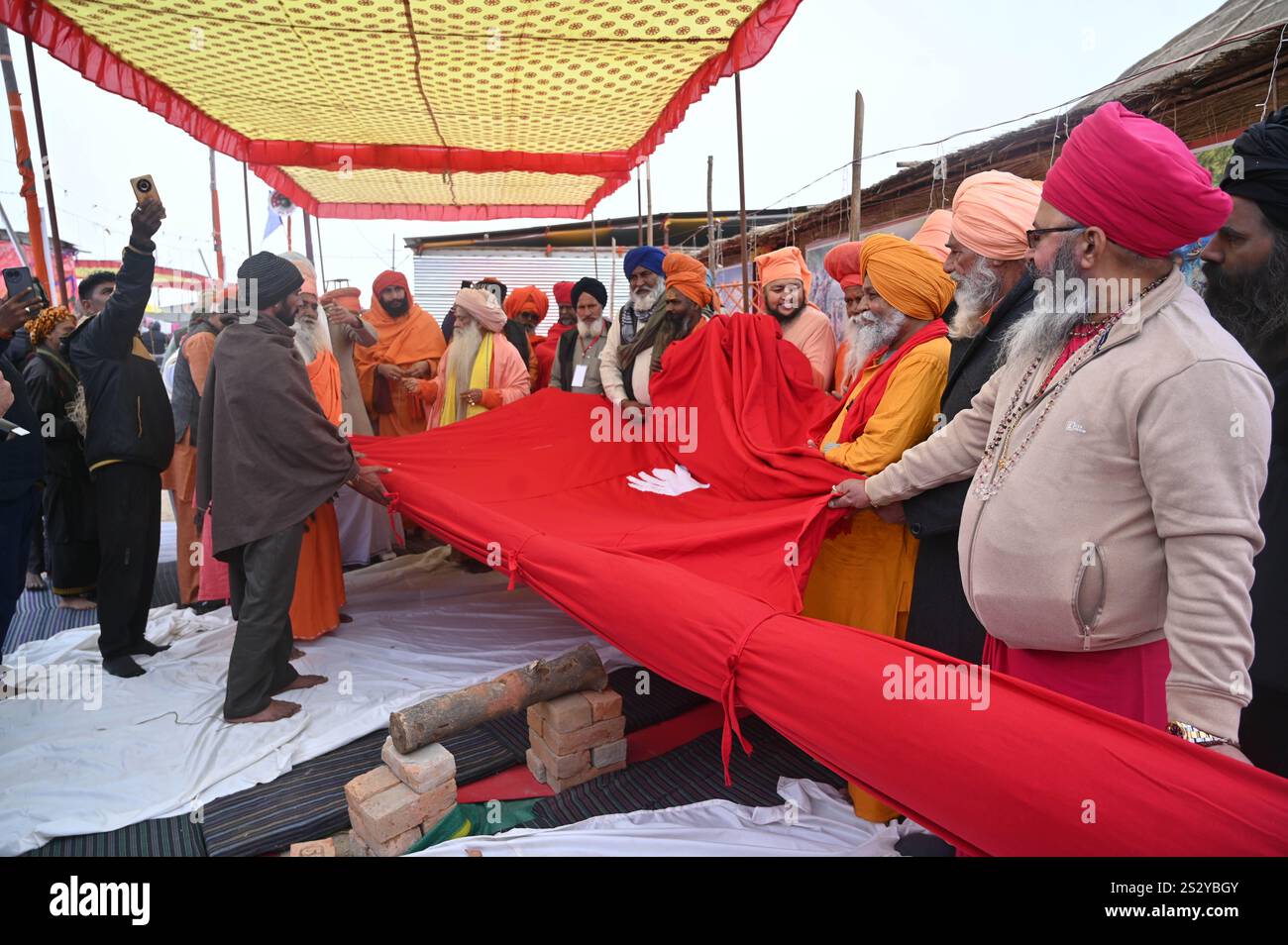 Prayagraj, Uttar Pradesh, India. 8th Jan, 2025. Prayagraj: Sadhus of ...