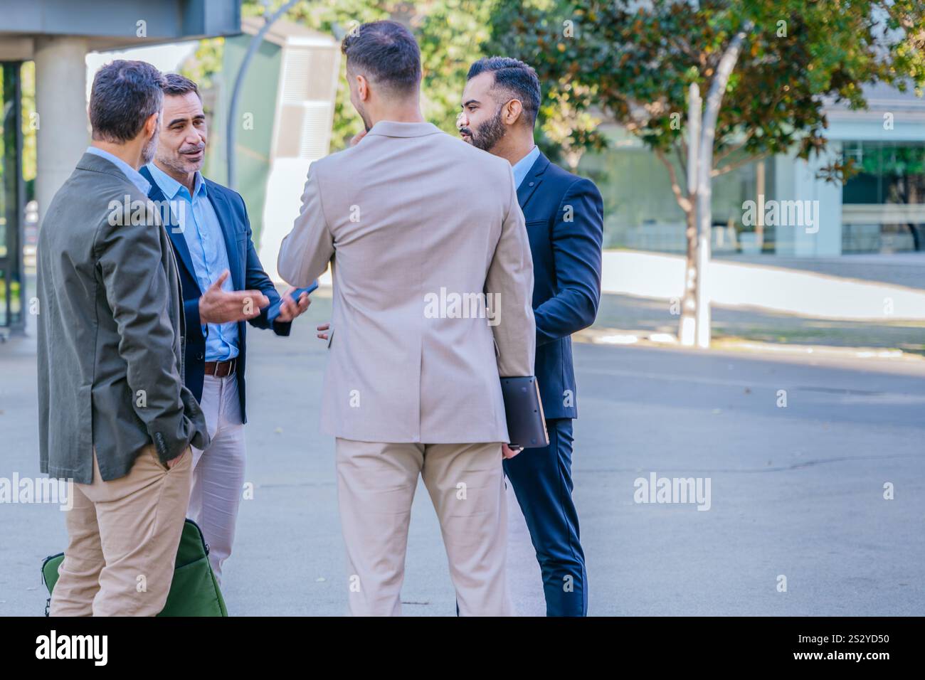 Teamwork conversation hi-res stock photography and images - Alamy