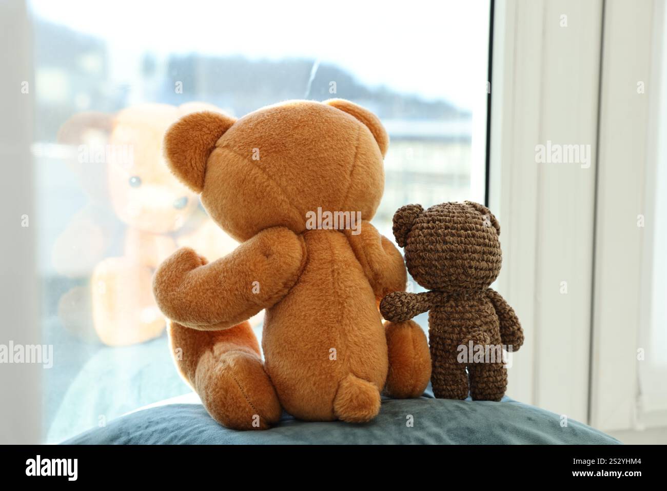 Two cute teddy bears near window indoors. back view Stock Photo - Alamy