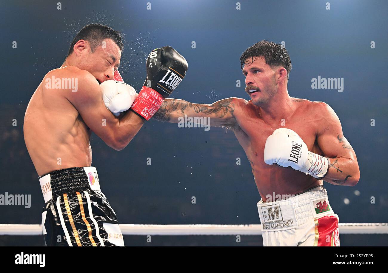 Gold Coast, Australia. 08th Jan, 2025. Ben Mahoney of Australia (right ...