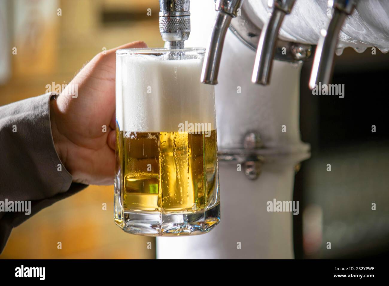 Pouring fresh beer glass hi-res stock photography and images - Alamy