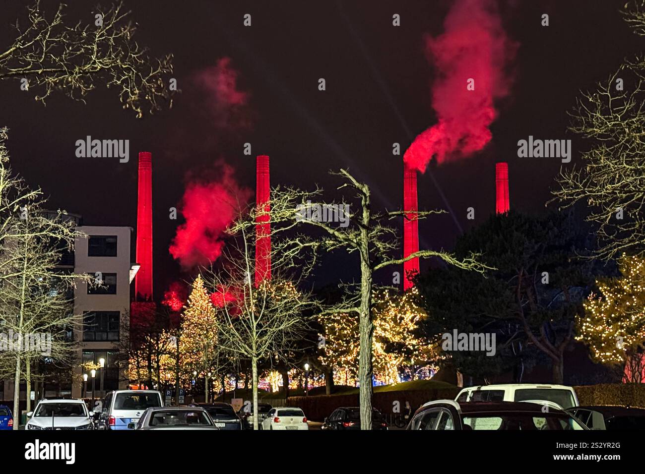 Volkswagen Werk in Wolfsburg am Abend. Am vierten Advent werden alle ...