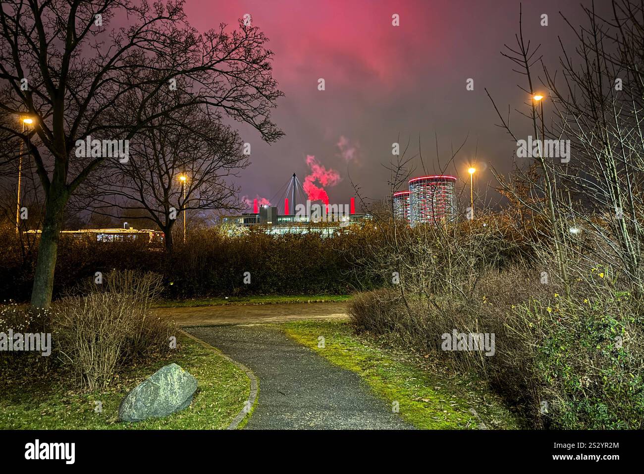 Volkswagen Werk in Wolfsburg am Abend. Am vierten Advent werden alle ...