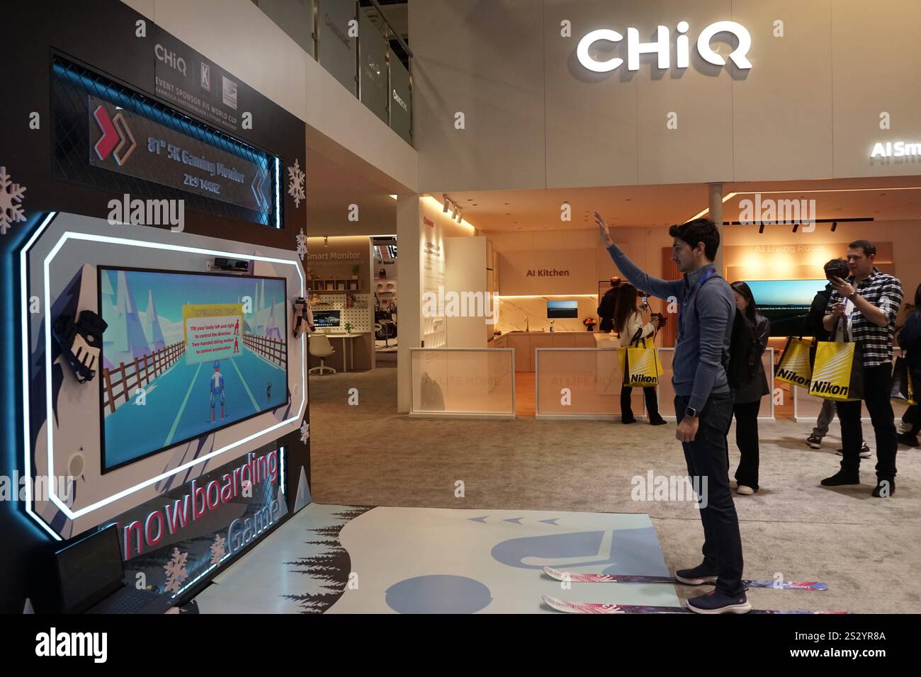 (250108) -- LAS VEGAS, Jan. 8, 2025 (Xinhua) -- People visit the exhibition area of Chinese ...