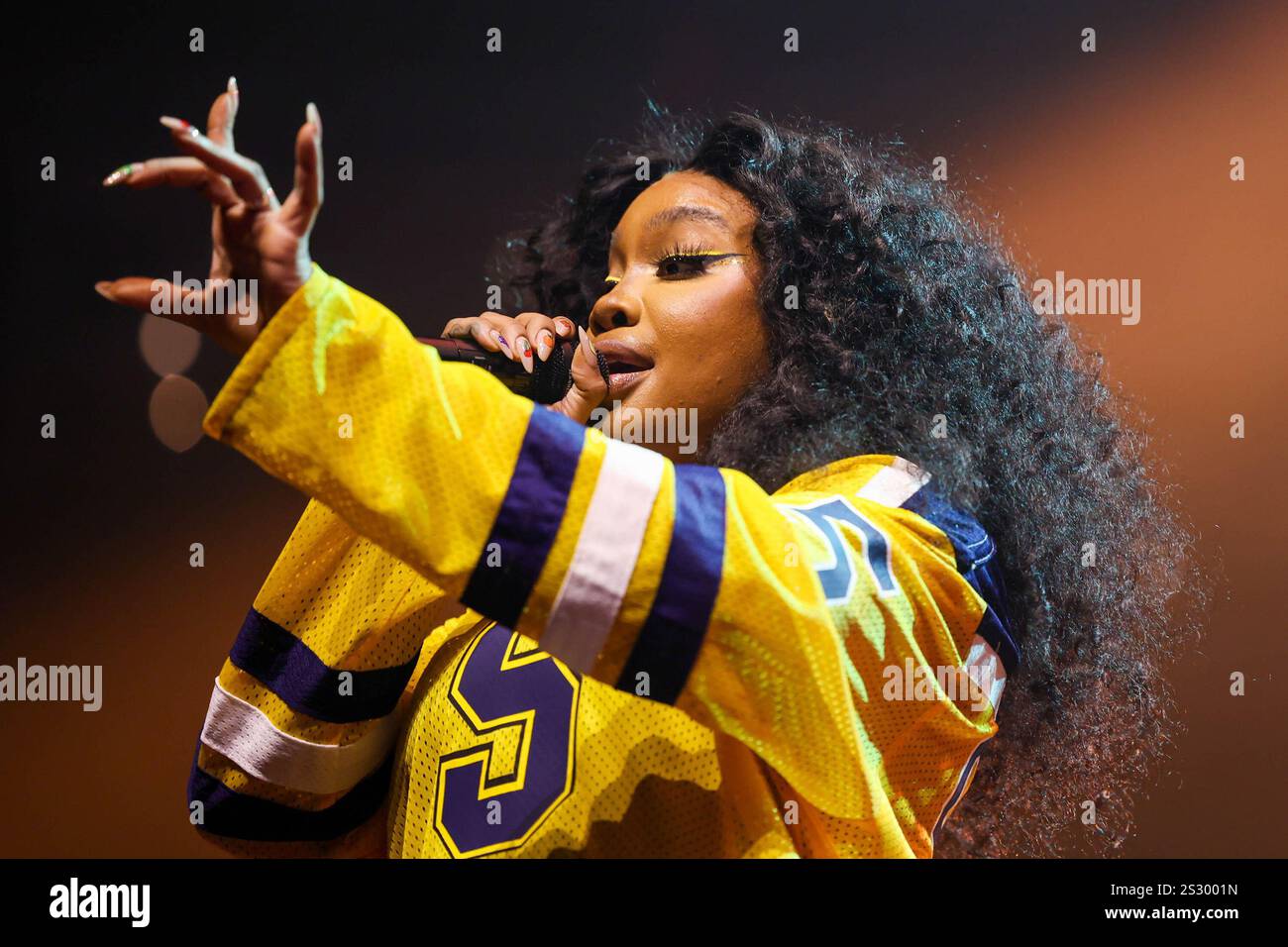 Singer SZA performs in concert at the Oakland Arena in Oakland ...