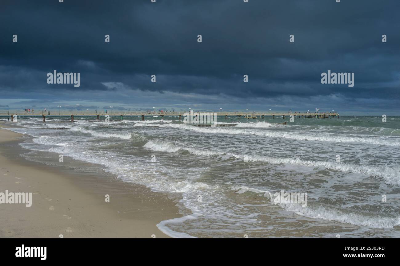 Sturm, Schlechtwetter, Wellen, Strand, Ostsee, Seebrücke, Kühlungsborn ...
