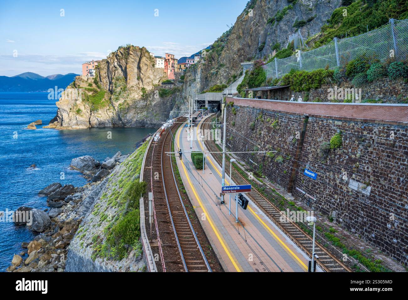 Manarola train station and end of the Riomaggiore to Manarola coastal ...