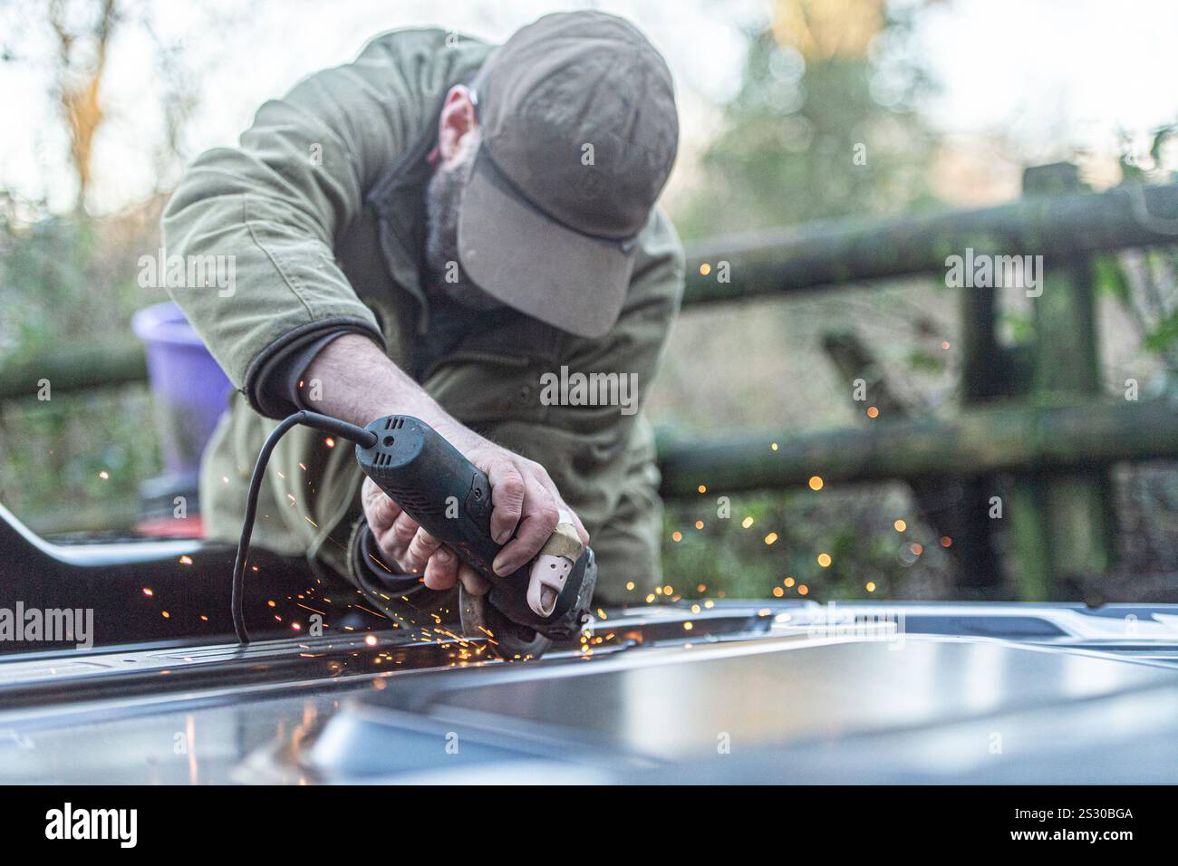 Worker using angle grinder hi-res stock photography and images - Alamy