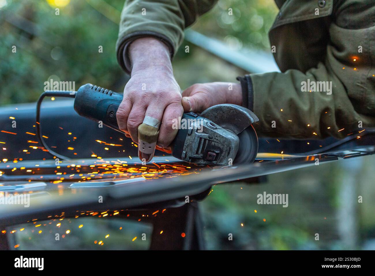 man with broken finger cutting metal Stock Photo - Alamy