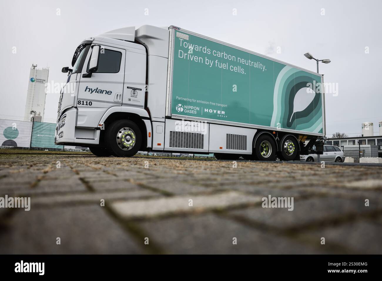 08 January 2025, North Rhine-Westphalia, Hürth: A hydrogen-powered ...
