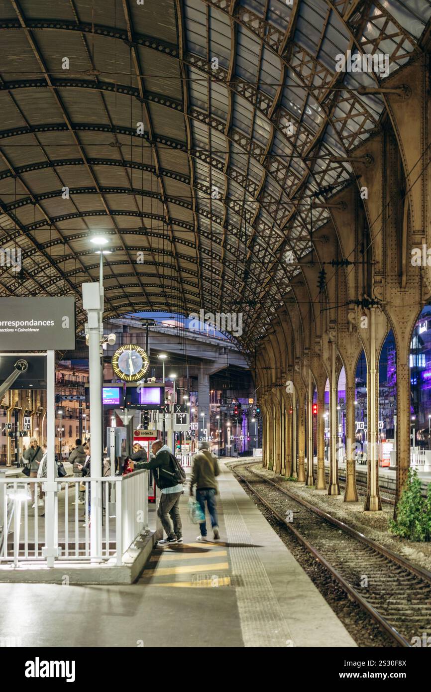 Platform at Nice Central Station awaiting the arrival of a train Stock ...