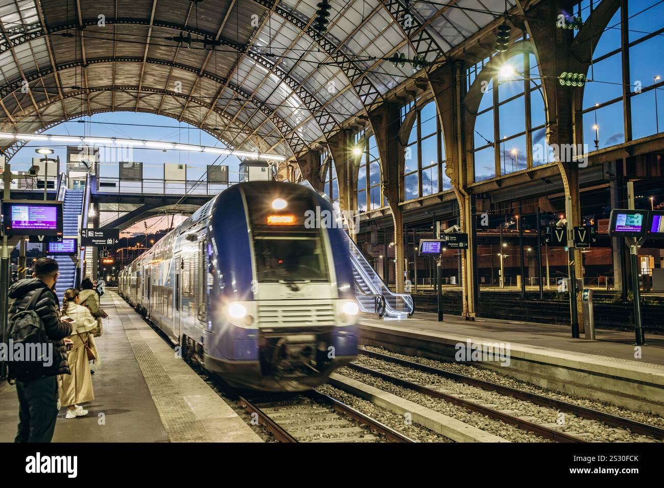 Platform at Nice Central Station awaiting the arrival of a train Stock ...