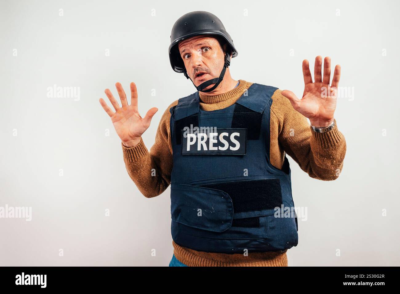 Reporter with bulletproof vest showing hands Stock Photo - Alamy