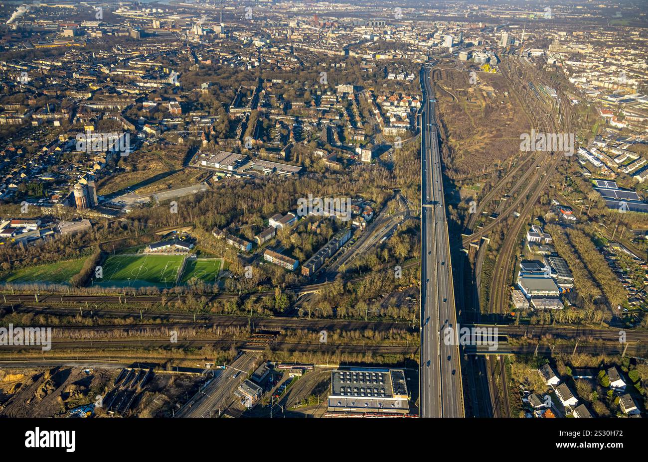 Luftbild, Autobahn A59 mit Blick zur City und rechts Alter Güterbahnhof ...