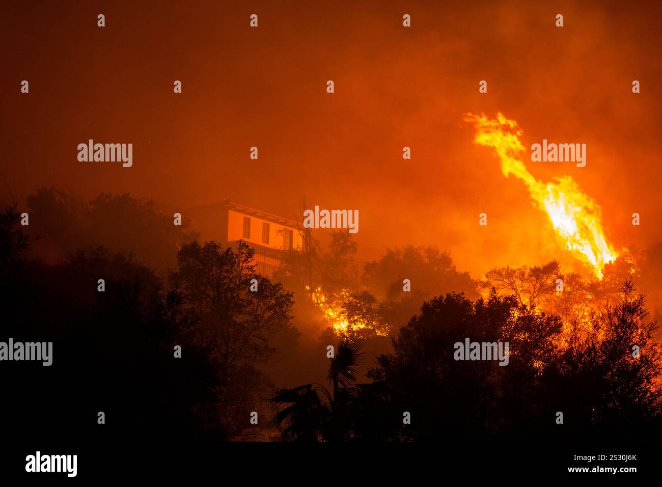 Los Angeles, California, USA. 8th Jan, 2025. The Eaton fire burns in ...